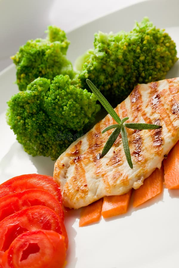 De Geroosterde Borst Van De Kip Met Groenten Stock Afbeelding - Image ...