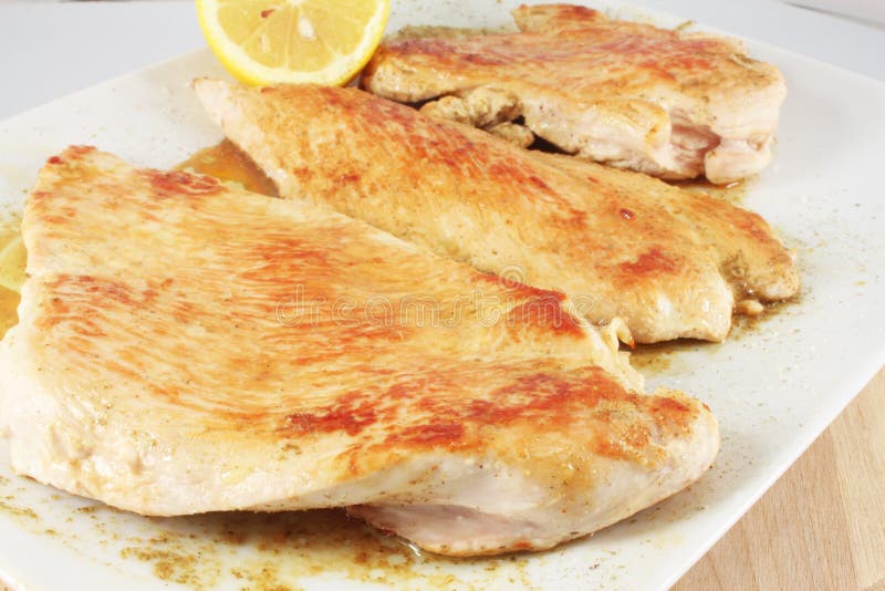 Kipfilet gevuld met ham stock afbeelding. Image of voorgerecht - 28083605