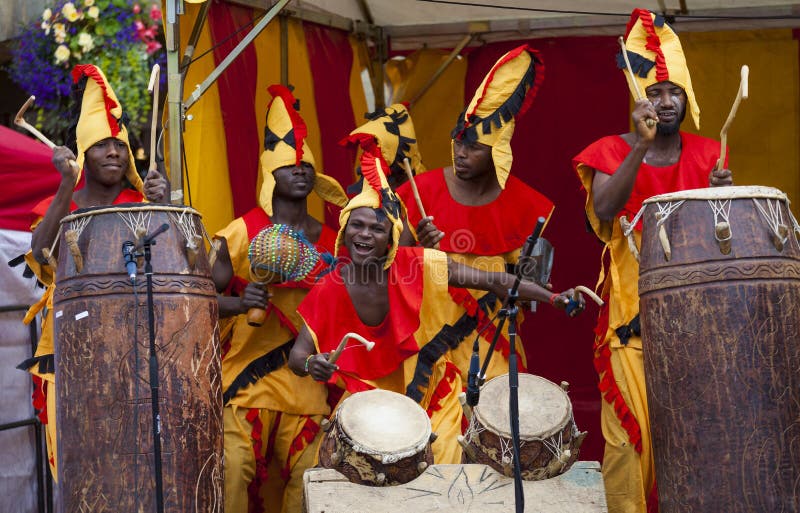 De Ghanese Slagwerkers Van Nkrabea Dansen Ensemble Redactionele Foto ...