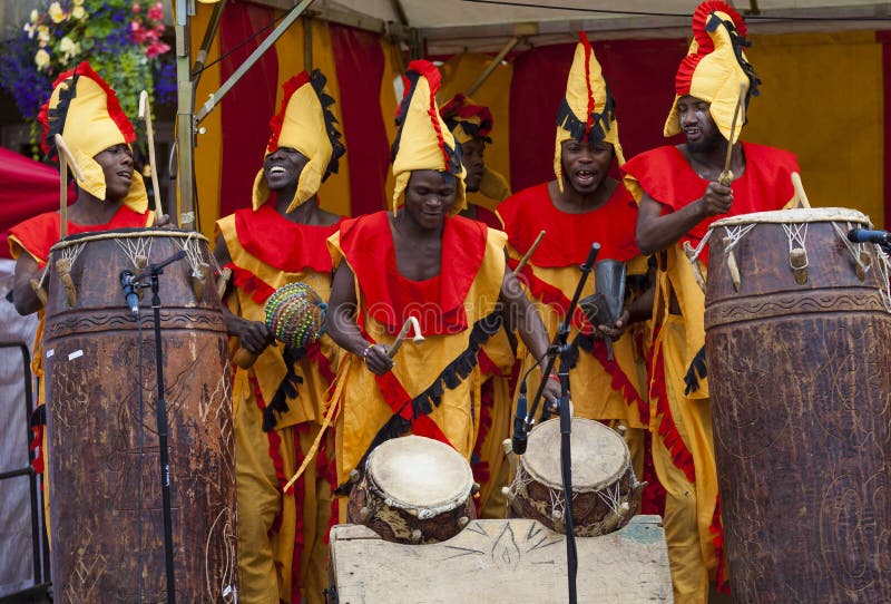 De Ghanese Slagwerkers Van Nkrabea Dansen Ensemble Redactionele Foto ...