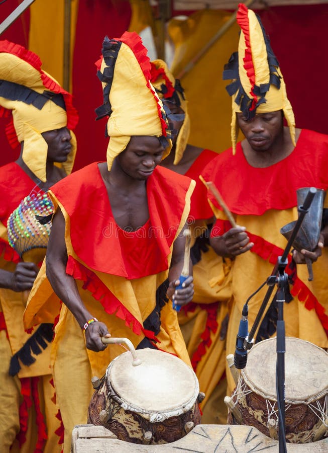 De Ghanese Slagwerkers Van Nkrabea Dansen Ensemble Redactionele Foto ...