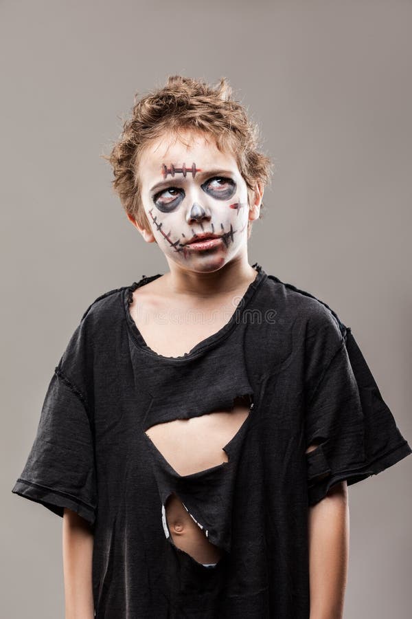 De Gillende Lopende Dode Jongen Van Het Zombiekind Stock Foto - Image ...