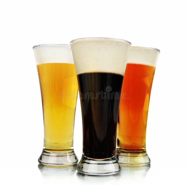 Alcohol, bierglazen op wit stock foto. Image of bruin - 26292306