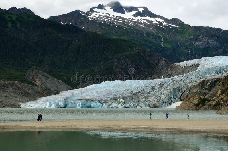 Mendenhall Gletsjer En Waterval, Juneau, Alaska Stock Afbeelding ...