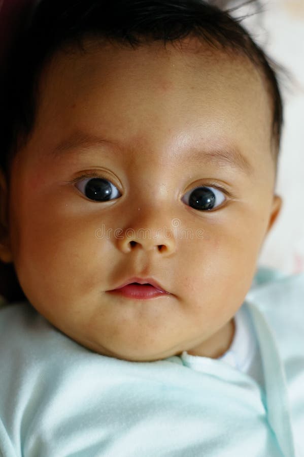 De Glimlach Grote Ogen Van De Baby Stock Afbeelding - Image of ...