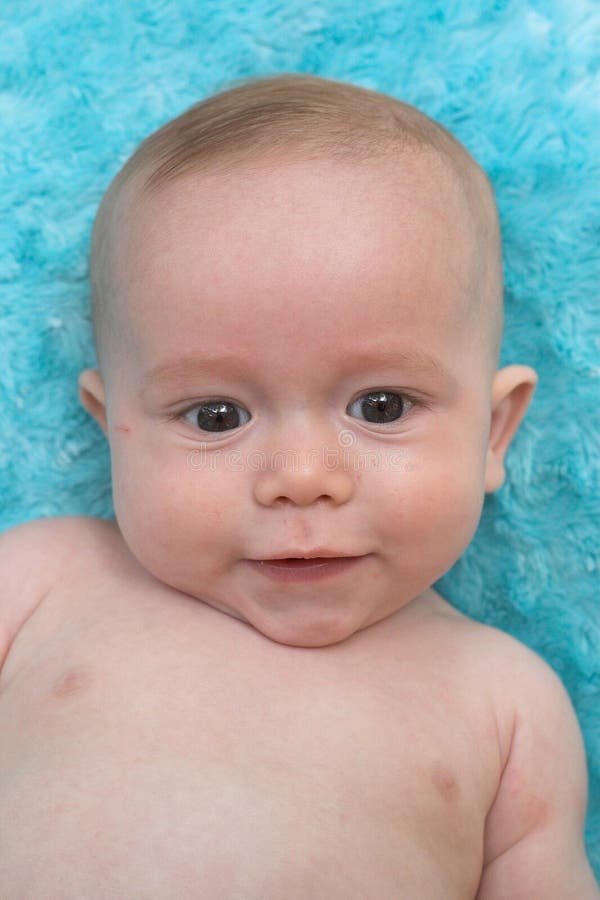 De Baby Die Van Nice Bad Neemt Stock Foto - Image of glimlach, rood ...