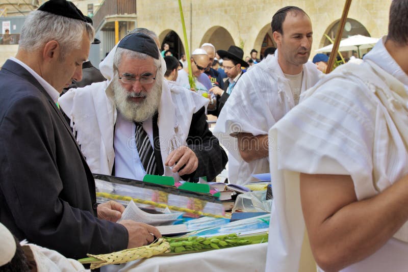 De Godsdienstige Joden Gaan Bidden Redactionele Fotografie - Image of ...