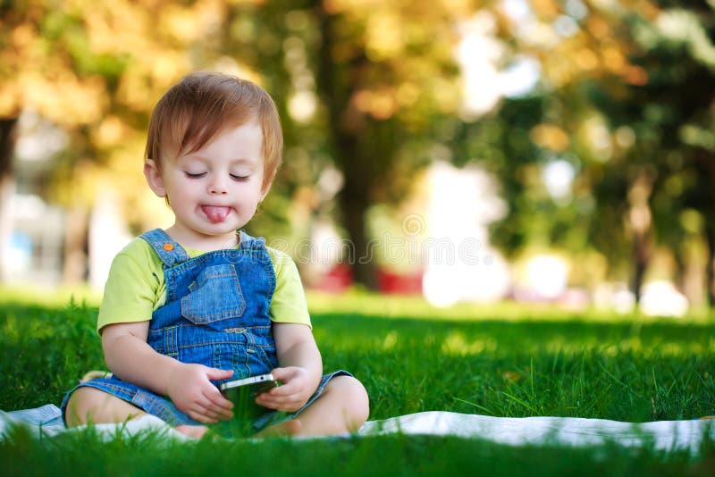 De Grappige Baby Speelt Met Telefoon Stock Foto - Image of park, houten ...