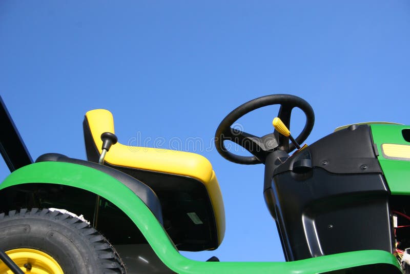 Grasmaaier tractor redactionele stock afbeelding. Image of gras - 2444584