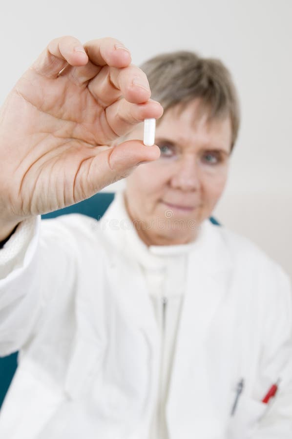 De Greep Van Doc. Het Capsulemidden Stock Foto - Image of vrolijk ...