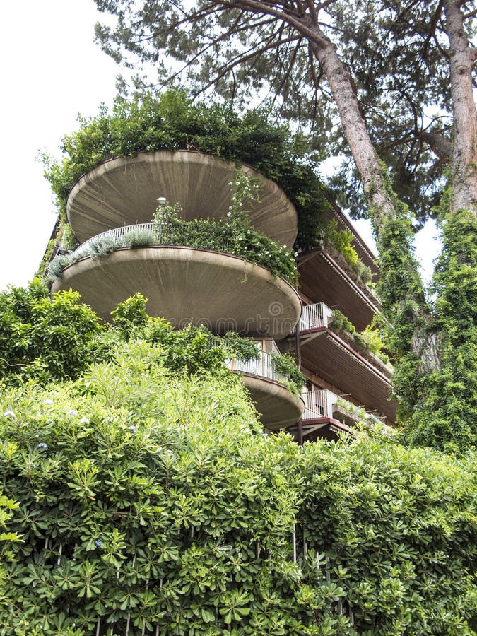 De Groene Balkons Van Het Flatblok in Rome Stock Foto - Image of italië ...