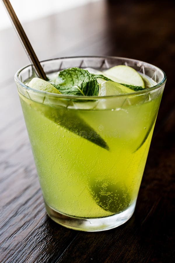 De Groene Cocktail/Appletini Van Apple Stock Foto - Image of selderie ...