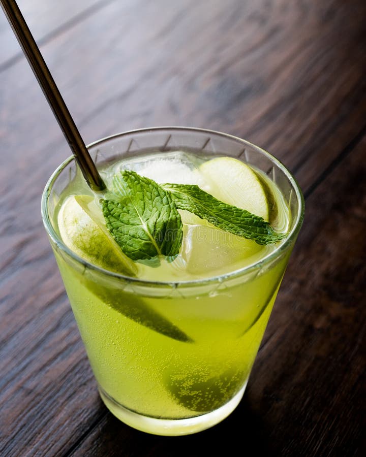 De Groene Cocktail/Appletini Van Apple Stock Foto - Image of groen ...