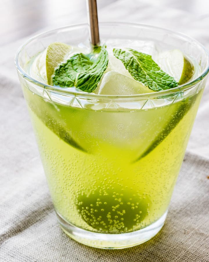 De Groene Cocktail/Appletini Van Apple Stock Foto - Image of cocktail ...