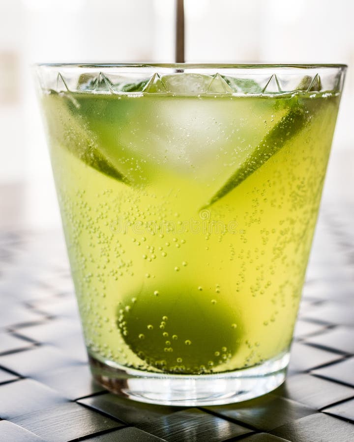 De Groene Cocktail/Appletini Van Apple Stock Afbeelding - Image of ...