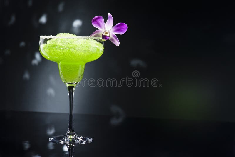 De Groene Cocktail Van Margarita Stock Afbeelding - Image of barman ...