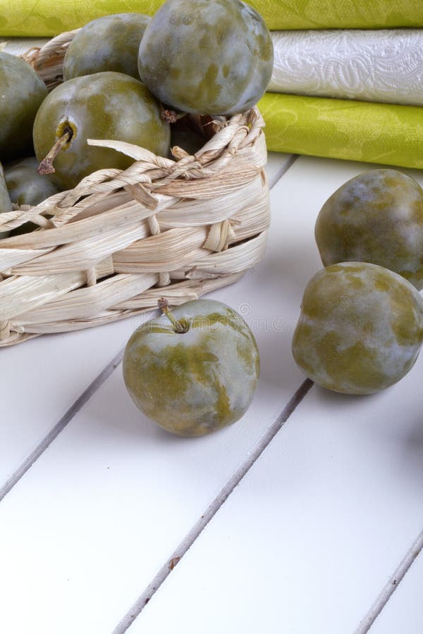 De Groene Pruim Van De Reine-claude Stock Afbeelding - Image of ordenen ...