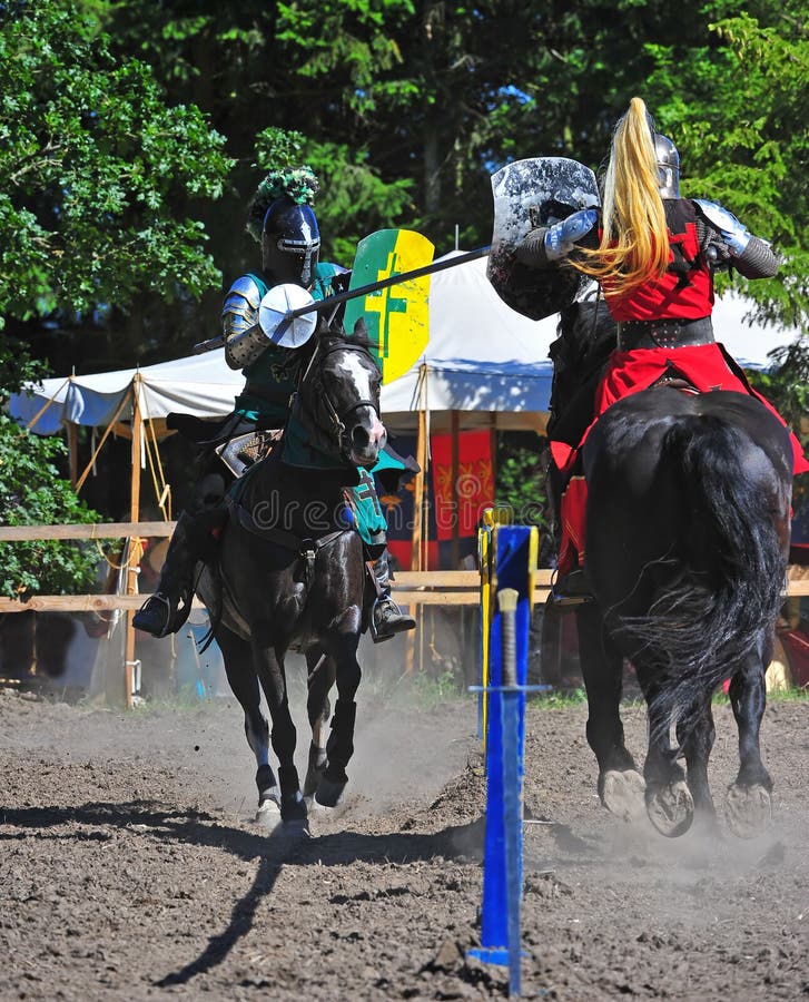 De Groene Ridder Raakt De Rode Ridder Redactionele Stock Afbeelding ...