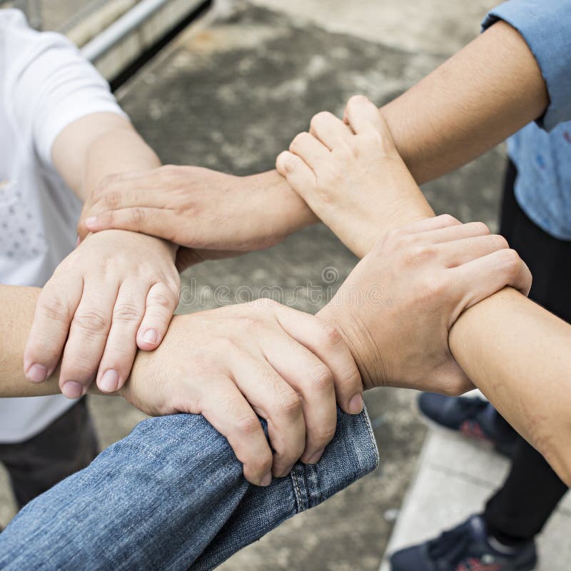 De Groep Vrienden Met Dient Stapel, Groepswerk in Stock Afbeelding ...