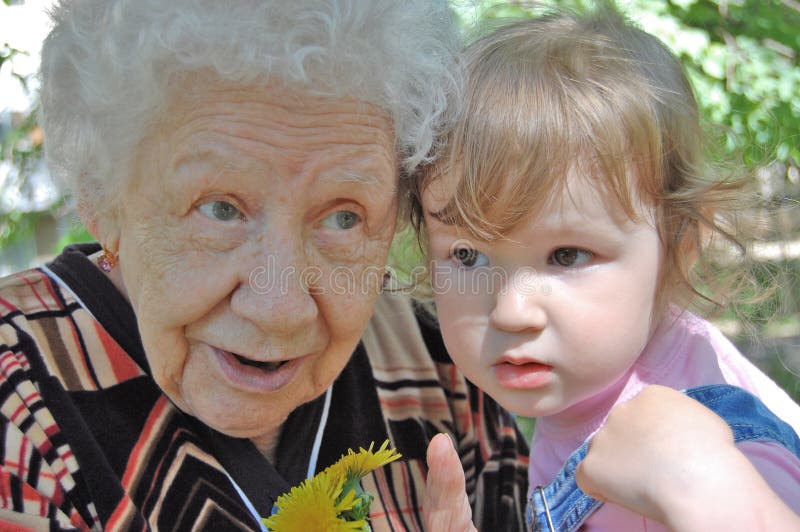 De Grootmoeder Vertelt Kleindochter Stock Foto - Image of levensstijl ...