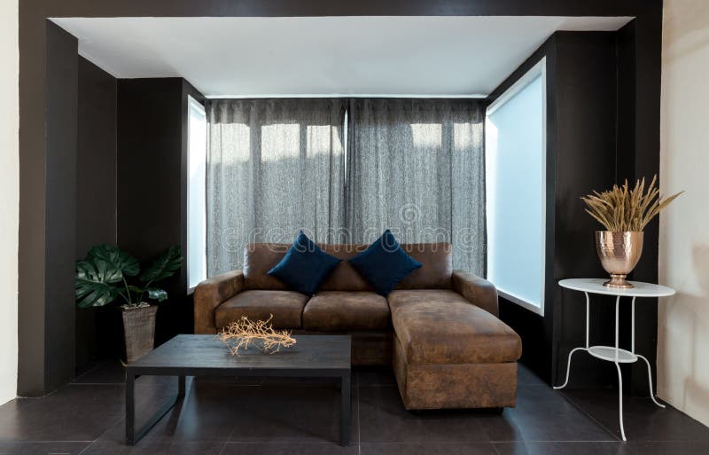 De Grote Bank Van De Leerhoek in Open Planwoonkamer Stock Foto - Image ...