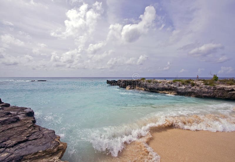 De Grote Golven Van Het Strand Van Het Eiland Van De Kaaiman Stock Foto ...