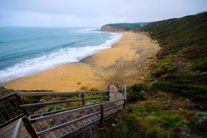 De Grote Oceaanklip En Het Strand Van De Aandrijving Stock Foto - Image ...