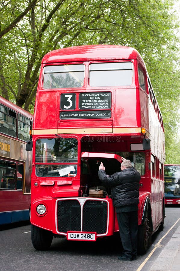De Grote Rode Bus Van Londen Met Open Bonnet Redactionele Fotografie ...