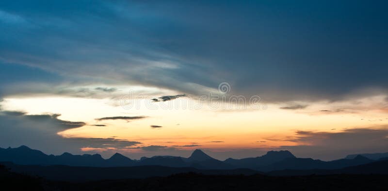 De Grote Zonsondergang Van De Kromming Stock Foto - Image of pieken ...
