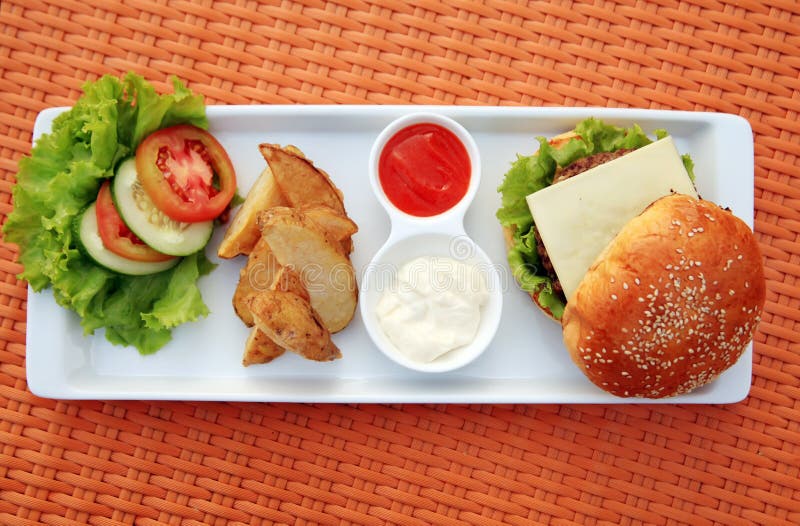 De hamburger van de kaas stock afbeelding. Image of achtergrond - 21050313