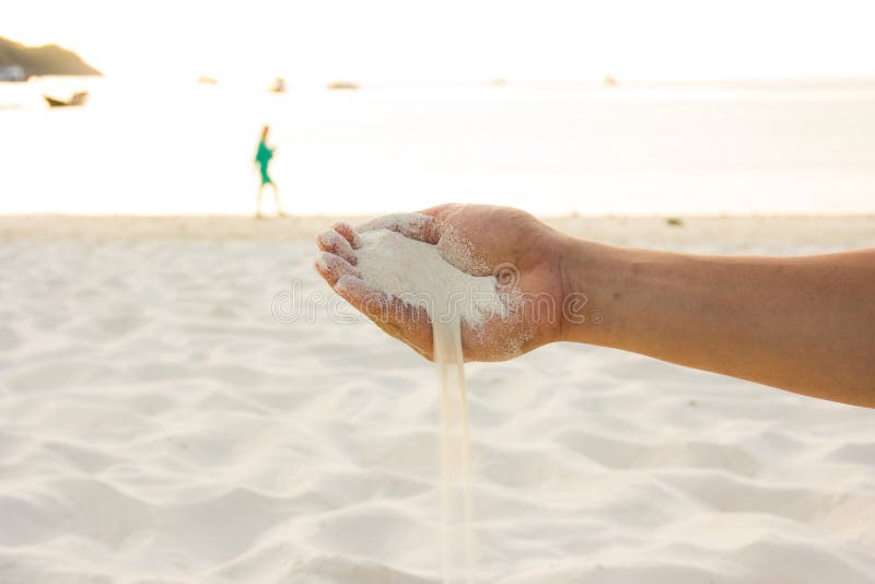 De hand giet zand stock foto. Afbeelding bestaande uit rijkdom - 38709704