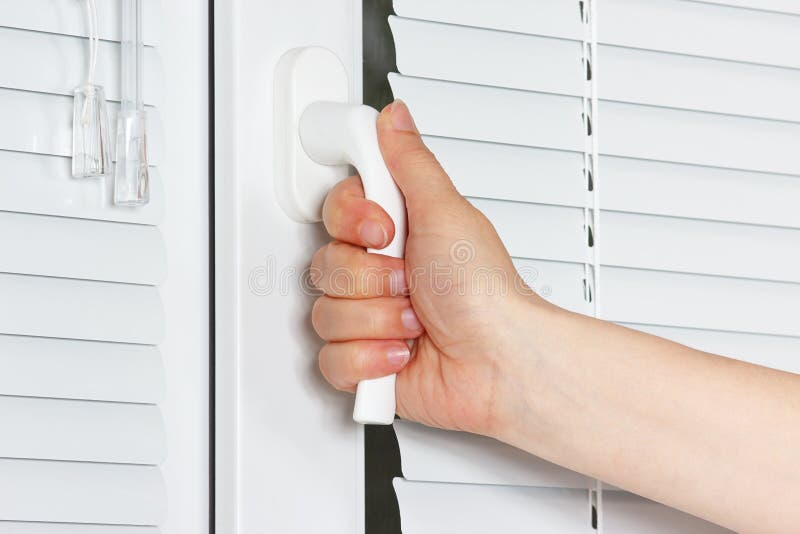 De Hand Sluit Wit Plastic Venster Met Blinden Stock Afbeelding - Image ...