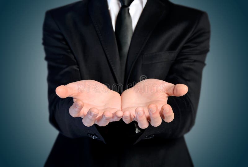 Zittend Met Open De Palm Van De Hand Over Witte Backg Wordt Geïsoleerd ...