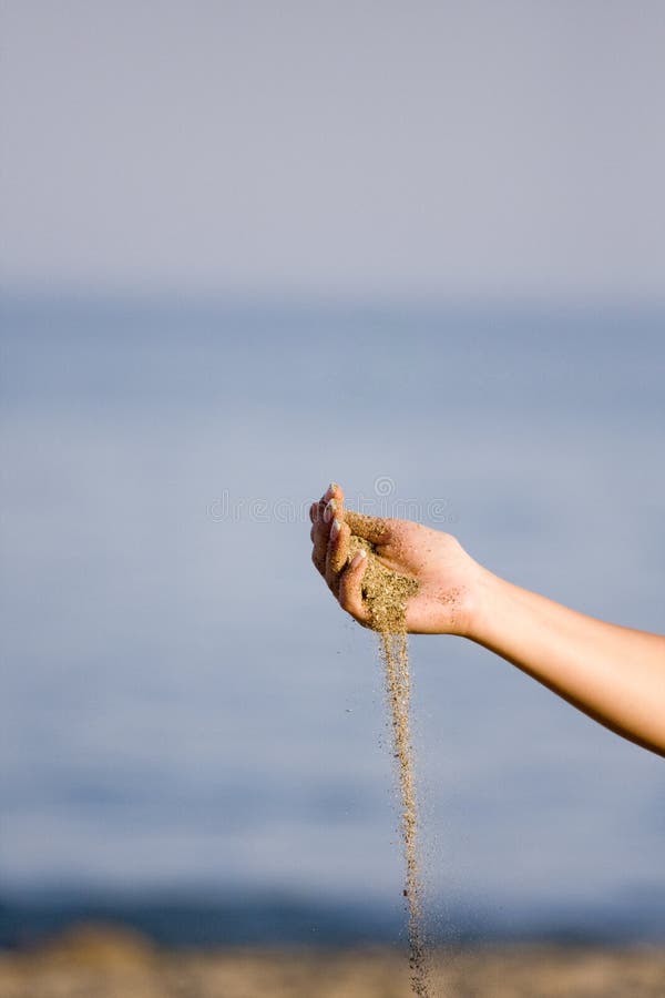 Vrouwenhand Laat Zand Vallen Stock Afbeelding - Image of vakanties ...