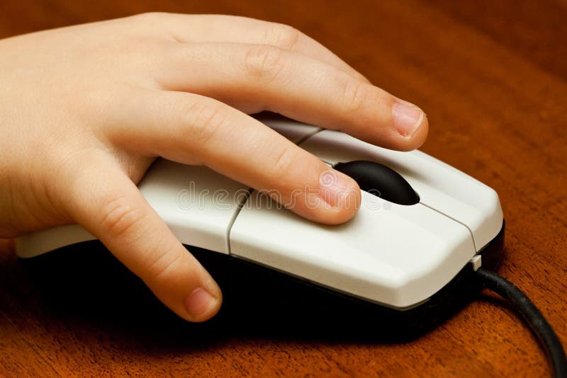 De Hand Van Kinderen Op Computermuis Stock Afbeelding - Image of muis ...