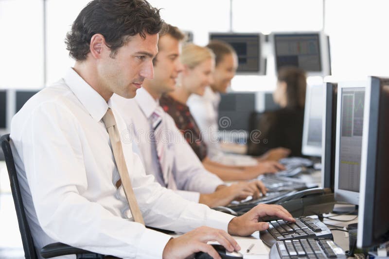 De Handelaren Die Van De Voorraad Bij Computers Werken Stock Foto ...