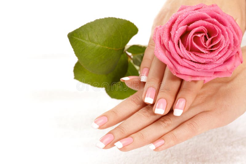 Mooie Natte Handen Die Flessen Met Shampoo Houden Stock Afbeelding ...