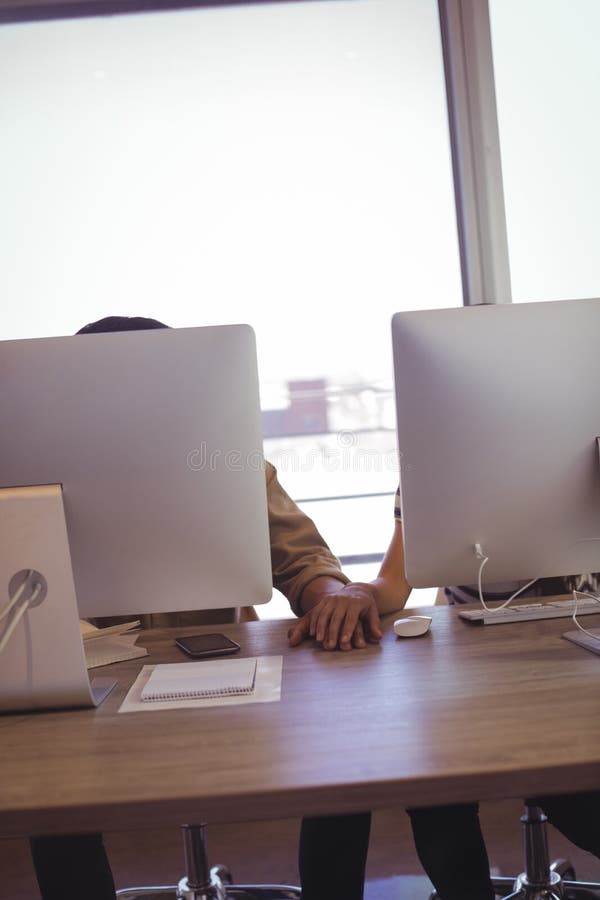 De Handen Van De Bedrijfspaarholding Achter Computers in Bureau Stock ...