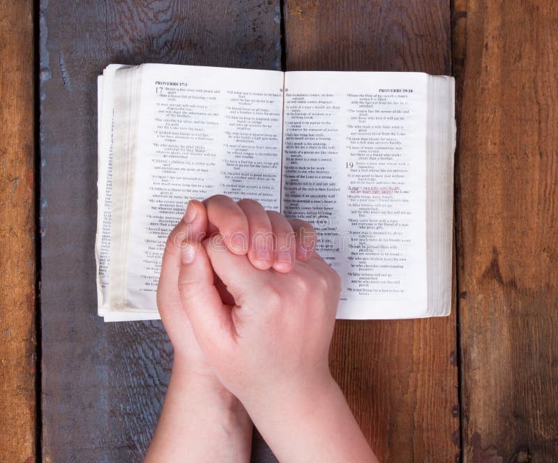 De Handen Van De Biddende Man Liggen Stock Foto - Image of lezing ...