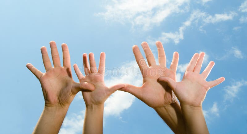 De Handen Van De Volwassene En Van Kinderen Stock Foto - Image of hulp ...