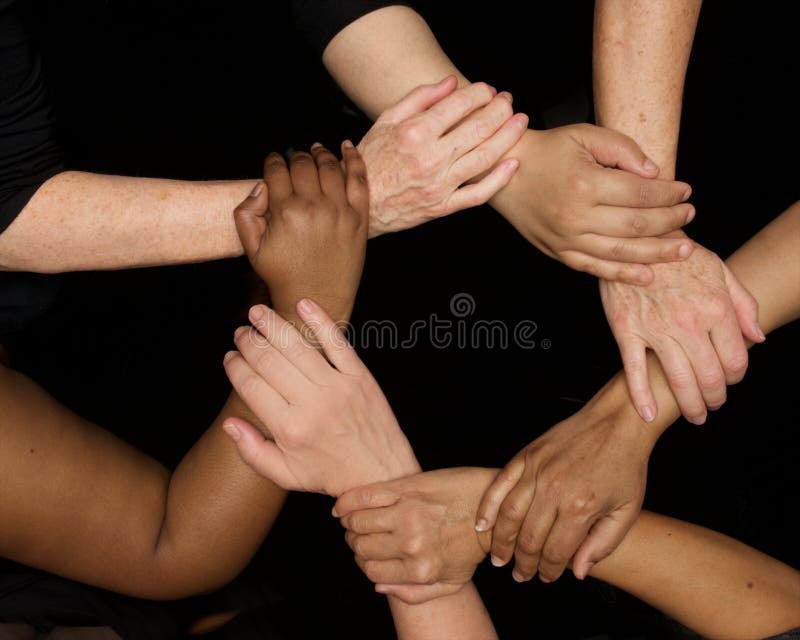 De Handen Van Diversiteitsvrouwen Die Behulpzaam Dient Harten In Werken ...