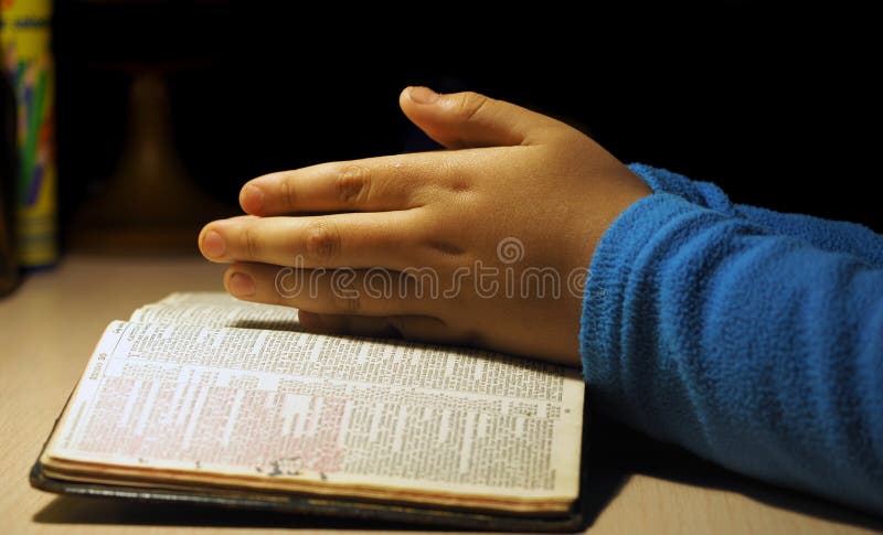 De Handen Van Het Kind Het Bidden Stock Foto - Image of kind, boek ...