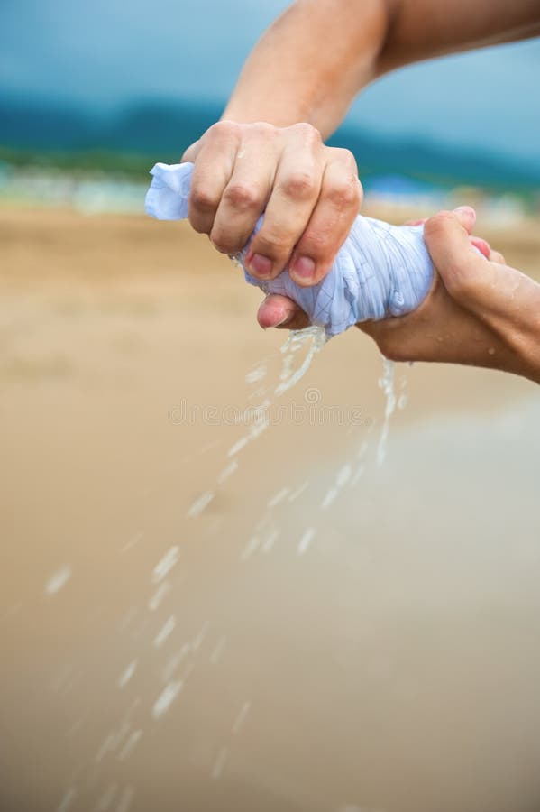 De Handen Wringen Uit Een Natte Doek Stock Foto - Image of schoon ...