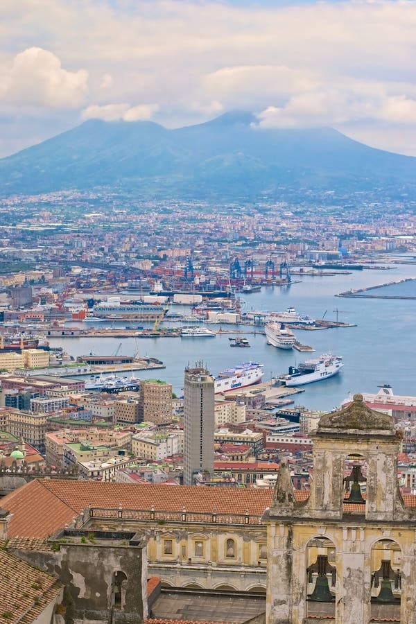 De Haven Van Napels En De Vesuvius Redactionele Foto - Image of wolken ...