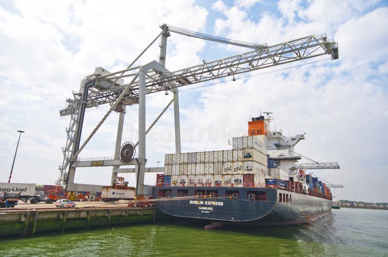 De Haven van Rotterdam redactionele stock afbeelding. Image of kraan ...