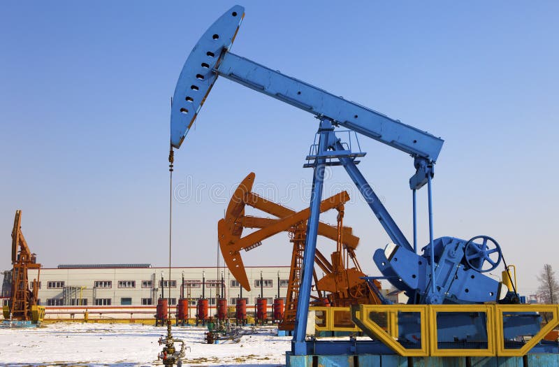 De Hefboom van de oliepomp stock foto. Image of olieveld - 36133244