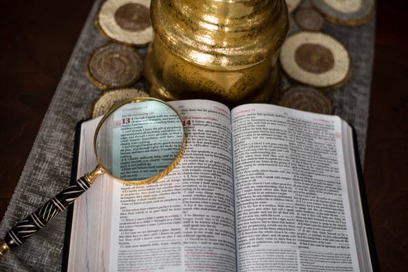 De Heilig Schriftlezing Met Overdrijft Glas Stock Afbeelding - Image of ...