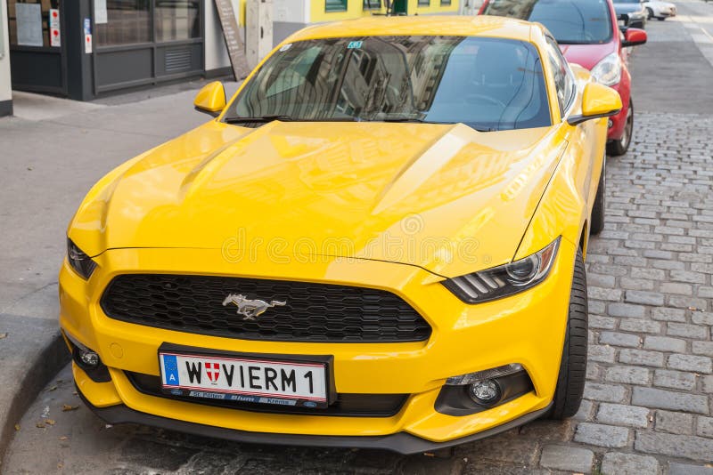 De Heldere Gele Auto Van Ford Mustang 2015, Achtermening Redactionele ...