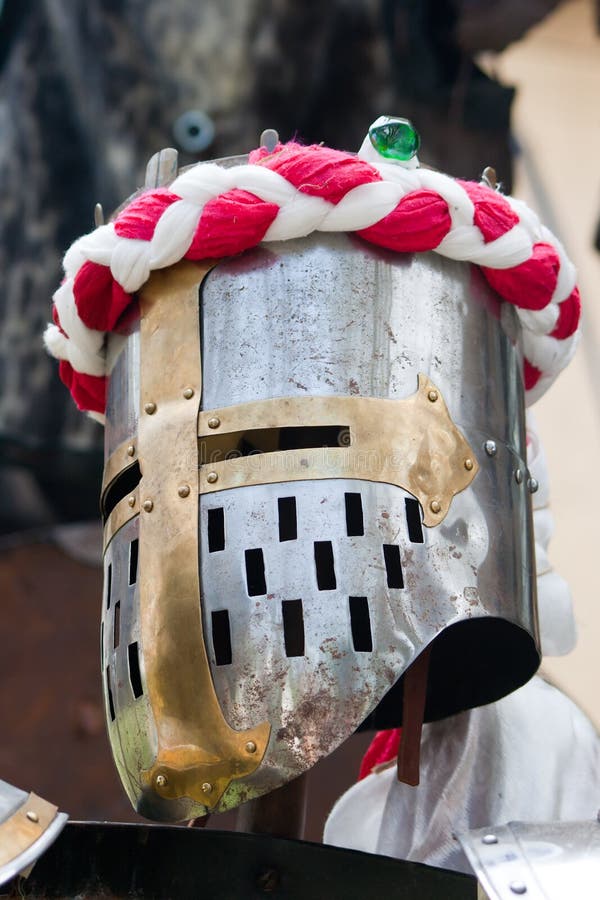 De Middeleeuwse Helmen Van De Ridder Stock Afbeelding - Image of zwaar ...