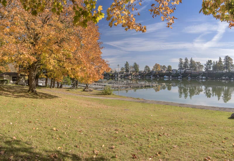 De Herfst in Blauw Meerpark Fairview Oregon Stock Foto - Image of ...